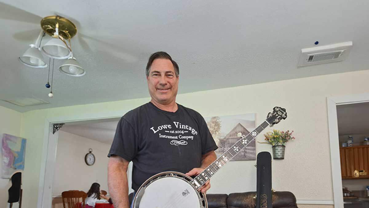 Texas Teacher Wins A Golden Era From IBMA Raffle